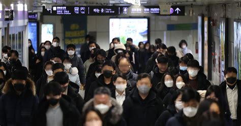 ‘노마스크로 누군 웃고 누군 울고 ‘마스크 완전 해제가 남긴 숙제 썰리