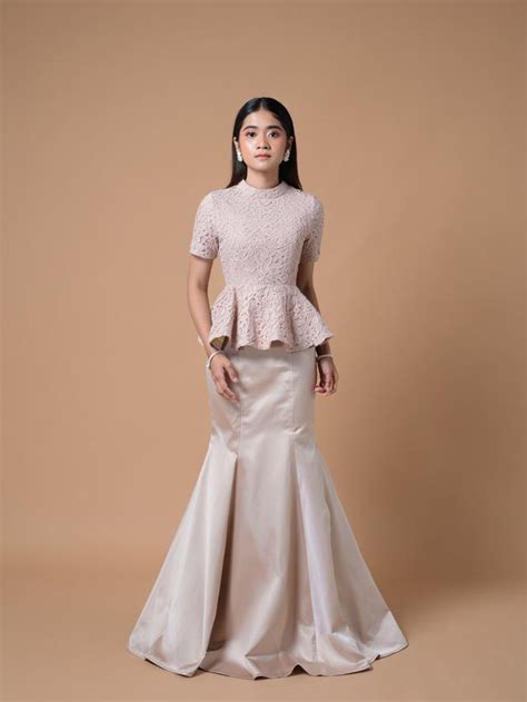 10 Model Blus Brokat Lengan Pendek Untuk Semua Gaya Dan Acara Wajib Punya
