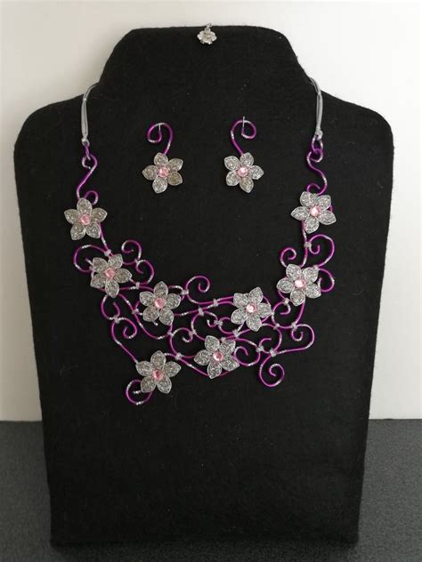 Collier E Orecchini Realizzati Con Filo Metallico E Colori Per Vetro