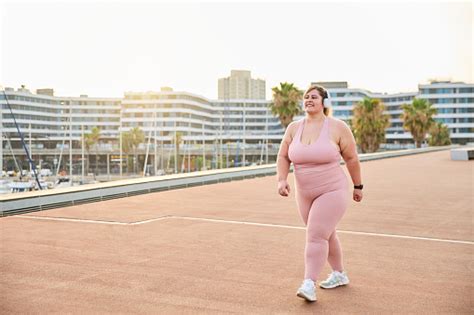 명랑한 플러스 사이즈 여자 헤드폰을 따라 달리는 헤드폰 여자에 대한 스톡 사진 및 기타 이미지 여자 비만증 플러스 사이즈 모델 Istock