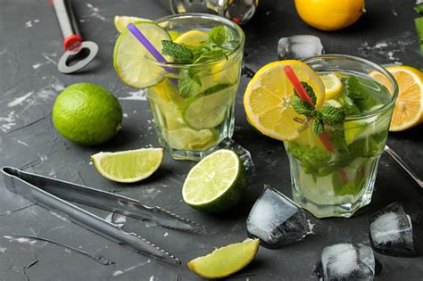 짙은 콘크리트 배경에 라임 민트 레몬 바 액세서리가 있는 유리 잔에 모히토 칵테일을 즐기실 수 있습니다 모히토를 만드십시오 0명에 대한 스톡 사진 및 기타 이미지 Istock