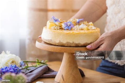 캐러멜 사과 배 치즈 케이크 옆면 보기 석조 부엌 테이블 측면 보기를 닫습니다 가을 디저트 여자 장식 케이크 개성 개념에 대한
