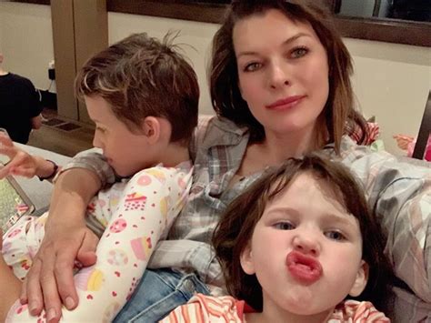 Sozinha E Desamparada Milla Jovovich Revela Que Fez Um Aborto Aos 5