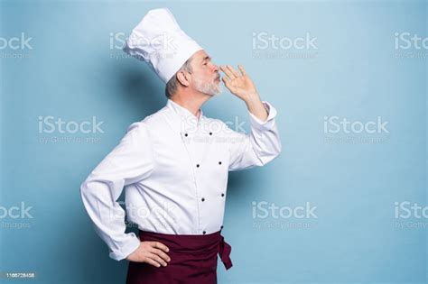 요리사 손가락에 키스하여 맛있는 제스처를 만드는 요리 완벽한 기호와 흰색 유니폼에 자신감 수염 남성 요리사 마스터 요리사 요리사