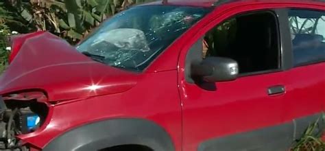 Carro é roubado e bate em outros veículos durante perseguição policial