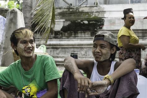 Dos Hombres Jovenes Imagen De Archivo Editorial Imagen De Colina