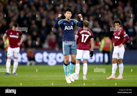 Tottenham Hotspurs Son Heung Min Centre Celebrates Scoring His Side