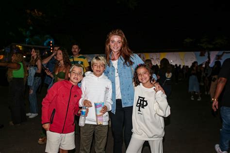 Cíntia Dicker leva filhos de Pedro Scooby e Luana Piovani para show no
