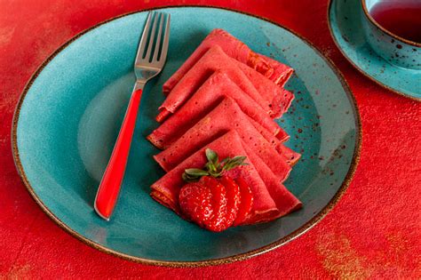 신선한 딸기와 붉은 과일 차와 맛있는 수제 빨간 딸기 얇은 팬케이크의 닫습니다 맨 위로 보기 빨간색 배경에 닫기 Flapjack