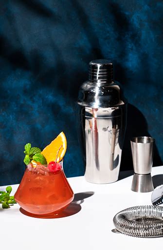 다크 럼 파인애플 주스 코코넛 스롭 오렌지 민트 칵테일 체리 및 얼음을 곁들인 진통제 알코올 칵테일 음료 청백색 배경 단단한 빛 그림자 패턴 칵테일에 대한 스톡 사진 및