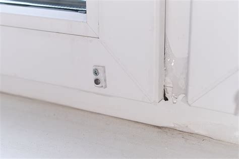 겨울에 실내에 얼어 붙은 창 겨울에 는 창 안쪽에 얼음이 형성됩니다 0명에 대한 스톡 사진 및 기타 이미지 0명 건설 산업 겨울 Istock