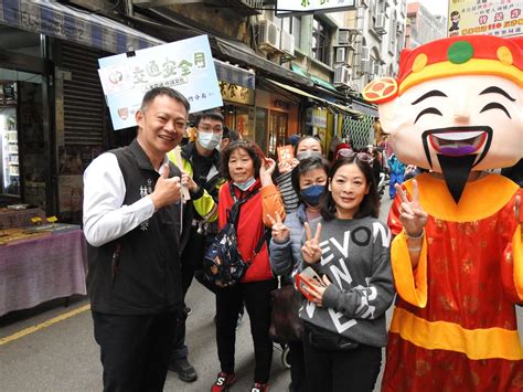 加強春節安全宣導 蘆竹警巧扮財神爺市場發紅包