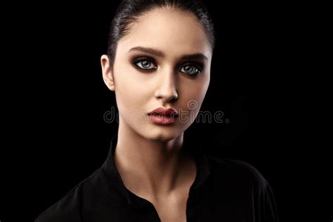 Beau Jeune Portrait Caucasien De Femme Sur Le Fond Noir Photo Stock