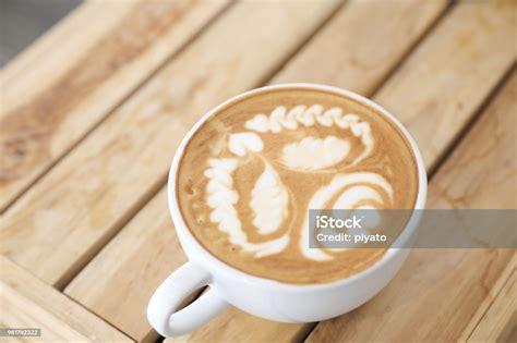커피숍에서 나무 테이블에 우유로 만든 라 떼 아트 커피와 카푸치노 0명에 대한 스톡 사진 및 기타 이미지 0명 갈색 구이 Istock