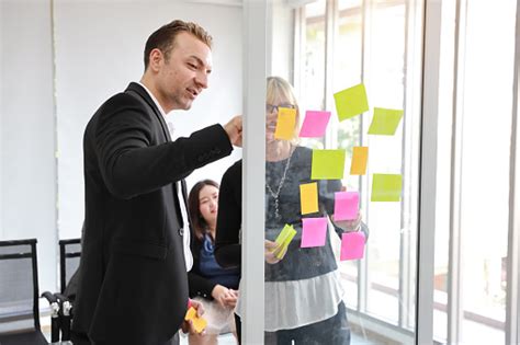 새로운 프로젝트 회의에서 브레인 스토밍 또는 아이디어를 공유하기위한 게시물 노트를 사용하는 비즈니스 사람들 개념에 대한 스톡 사진 및 기타 이미지 Istock