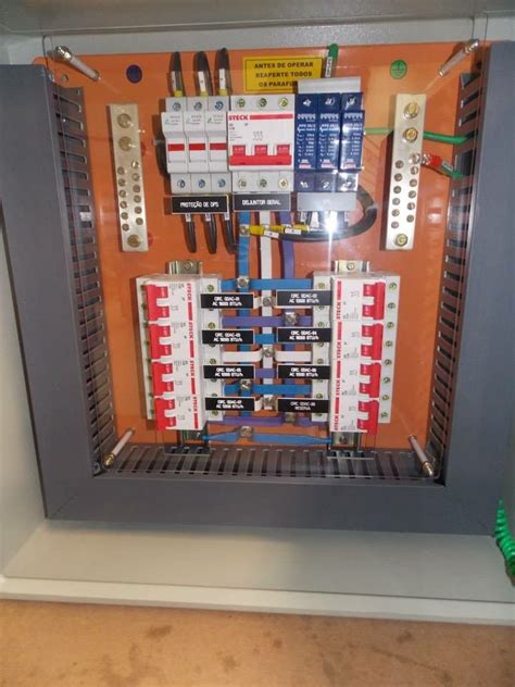 Montagem de quadro elétrico trifásico