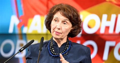 La Nueva Presidenta De Macedonia Del Norte Jura Su Cargo Utilizando El