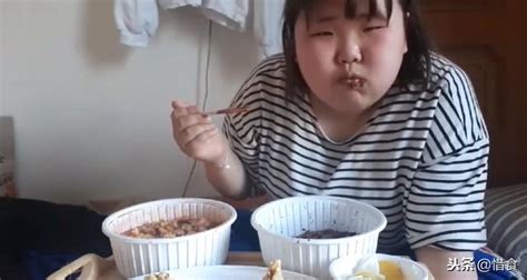 小姐姐直播吃酥肉拌面，盘腿而坐“真性情”，获赞最接地气主播