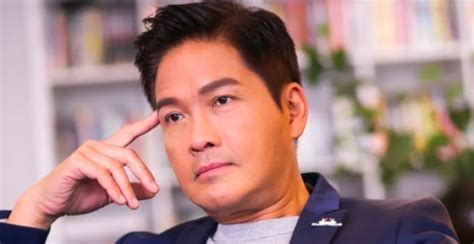 港媒：香港56岁主持人郑启泰去世，曾出演tvb《新闻女王》腾讯新闻