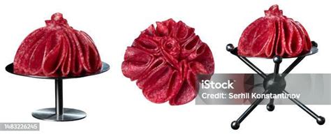 훈제 소시지 조각은 장미 꽃 모양으로 말아 올렸습니다 살라미 소시지 초리 조 푸에트 샤퀴테리 보드 장식 흰색 배경에 격리된 뷔페 음식 건조 식품에 대한 스톡 사진 및 기타