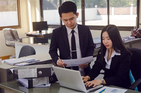 사무실에서 책상에서 노트북으로 일하는 비즈니스 맨과 여자 2명에 대한 스톡 사진 및 기타 이미지 2명 가리키기 경영자 Istock