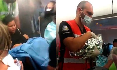 Bebé Nace En Pleno Vuelo Y Avión Aterriza En Cancún