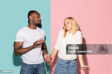 핑크와 블루 스튜디오 Backgroud에 아름 다운 여성 및 남성 초상화 젊은 정서적 부부 개념에 대한 스톡 사진 및 기타