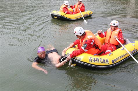青年落水 数百人不救反认真围观落水围观宽坪新浪新闻