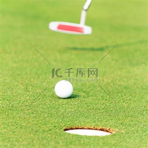 打高尔夫球高清摄影大图 千库网