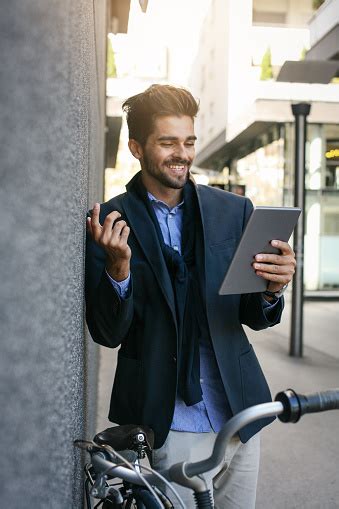 사업가 야외 디지털 태블릿을 사용 하 여입니다 태블릿 보고와 자전거 기울고 벽 옆에 서 있는 남자 복사를 위한 공간입니다 Mp3 플레이어에 대한 스톡 사진 및 기타 이미지