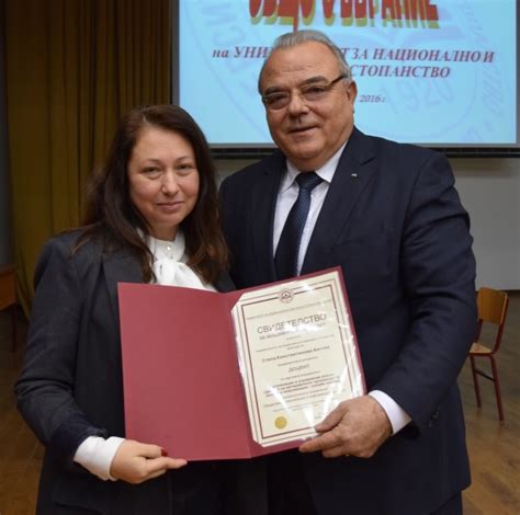 УНСС Ректорът връчи плакети и свидетелства на удостоените със званията „почетен професор на