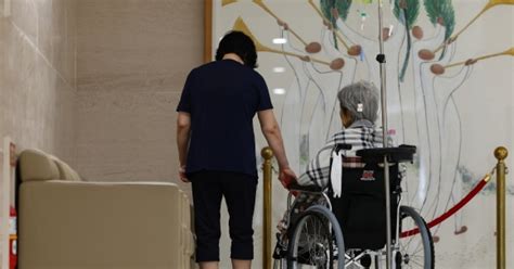 치매 환자 곧 100만명 53가 돌봐줄 사람 없는 ‘나 홀로 노인