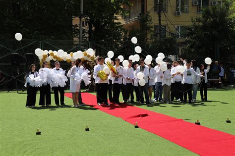 ზესტაფონის ზესტაფონის მერმა მე 12 კლასელებს სკოლის დამთავრება მიულოცა ბოლო ზარის