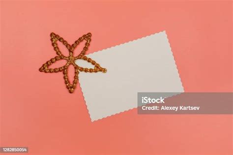 분홍색 배경에 빈 흰색 엽서와 장식 별 크리스마스 새해 발렌타인 데이 세계 여성의 날 또는 어머니의 날 구성 복사 공간이 있는 플랫 레이 겨울에 대한 스톡 사진 및 기타