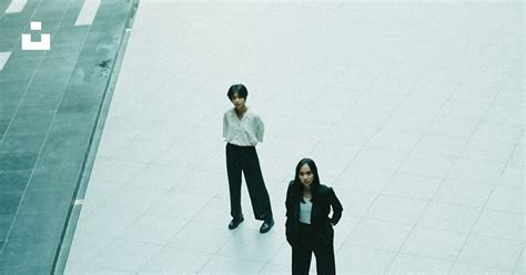 검은 양복 재킷을 입은 남자가 흰색 긴팔 셔츠를 입은 여자 옆에 서 있다 사진 Unsplash의 무료 파랑 이미지