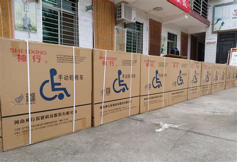 县残联为残疾人发放辅助器具