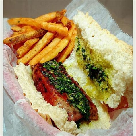 Exquisito Choripan Clásico con Chimichurri Mejor Chorizo Argentina