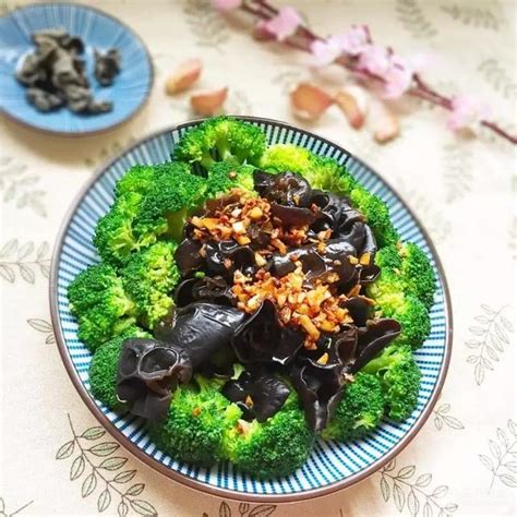 蒜蓉西蘭花拌木耳 盛年錦食 憶年味 每日頭條