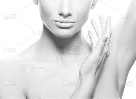 部分女性工作室肖像。清洁皮肤，裸妆，手靠近脸。黑色和白色