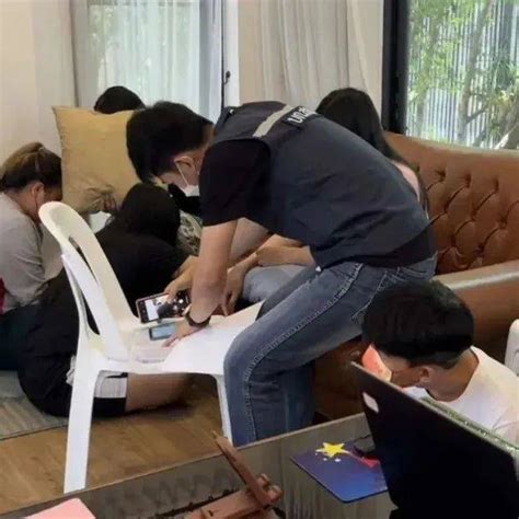 泰国警方突袭一豪华别墅区的诈骗窝点，逮捕了19名男女，其中一人为中国籍头目内容团伙平台