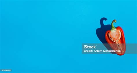 빨간색 슬라이스 피망 매끄러운 패턴과 파란색 배경 플랫 레이에 어두운 검은 깊은 그림자 미니멀한 추상 이미지 건강한 유기농 컨셉 상단 보기 복사 공간 개체 그룹에 대한 스톡