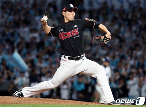 사진 힘차게 공 던지는 김재윤 머니s