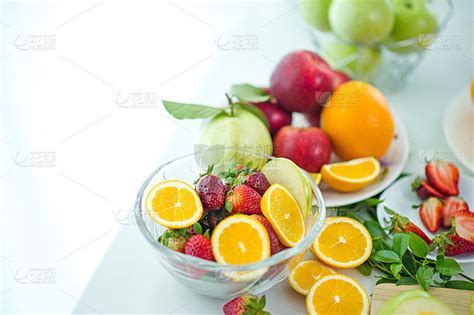 健康的水果情人和保健吃健康的食品。的皮肤。水果被放在一个漂亮的桌子上，苹果杏，香蕉，橘子，龙，放在角