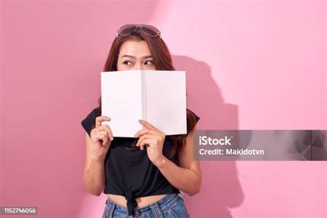 책 읽기를 들고 분홍색 배경 벽에 고립 된 포즈 아름 다운 젊은 예쁜 여자의 이미지 가리기에 대한 스톡 사진 및 기타 이미지