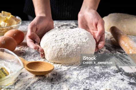 Membuat Adonan Dengan Tangan Wanita Di Toko Roti Foto Stok Unduh