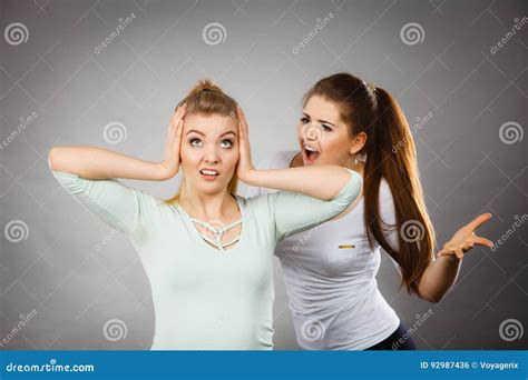 Dos Mujeres Que Tienen Discuten Foto De Archivo Imagen De Amigos