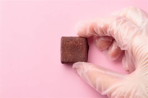 장갑을 낀 사람의 손에 있는 수제 초콜릿 봉봉 프리미엄 사진