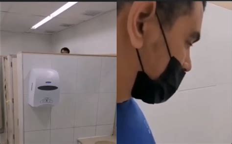 VIDEO Captan a hombre espiando en baño de tienda departamental