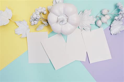 호박 딸기 고 흰색 프레임 이랑 함께 다 색 파스텔가 배경 종이의 흰 시트에 인사말 카드 소박한 스타일에서 추수 감사절에 대 한