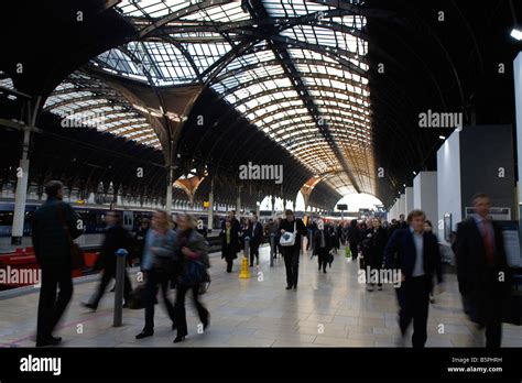 Early Morning Commuters At Paddington Station London Stock Photo Alamy